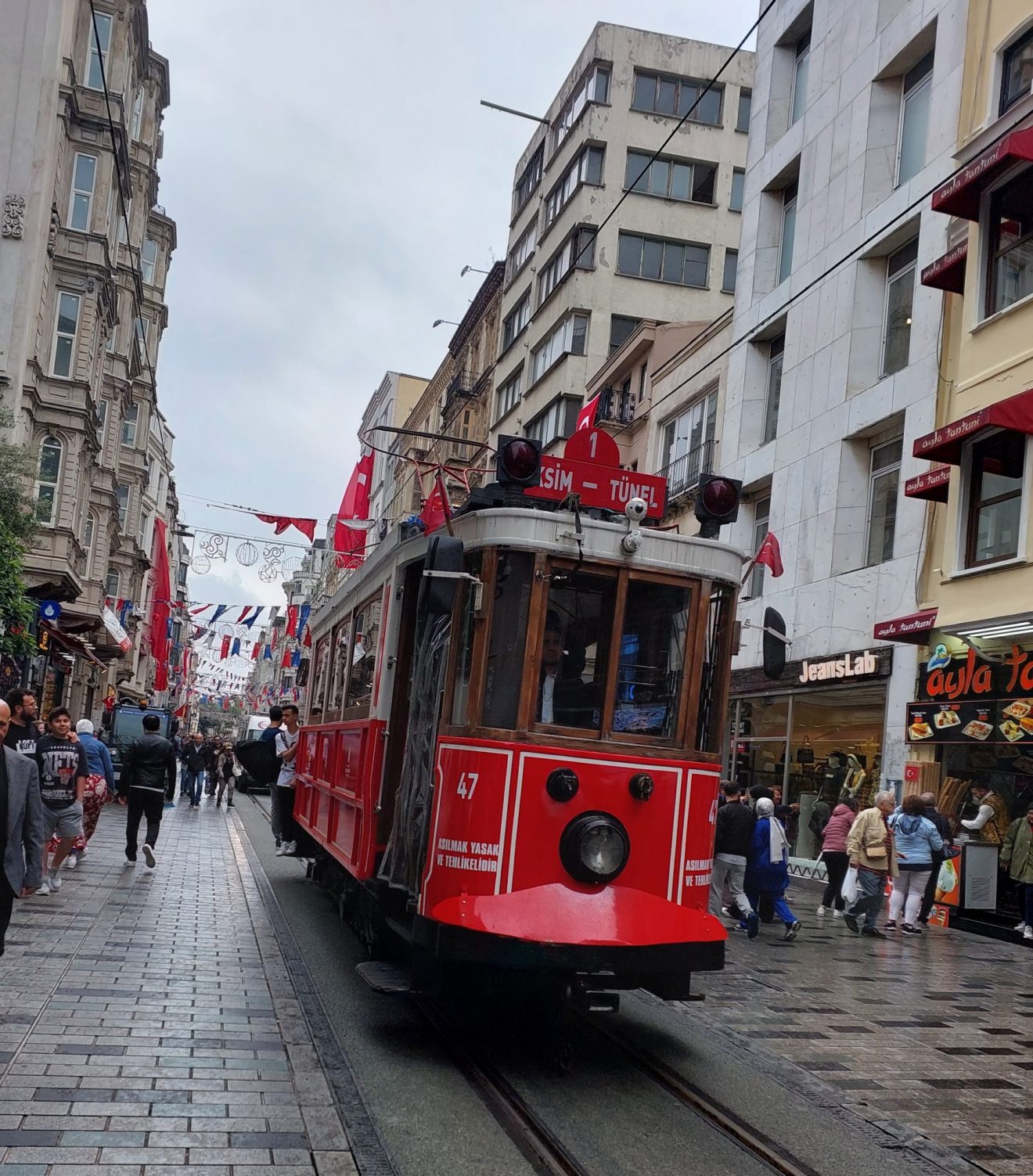 Nostaljik Beyoğlu Tramvayı - Necla Dursun | Bir Balkan Esintisi ...
